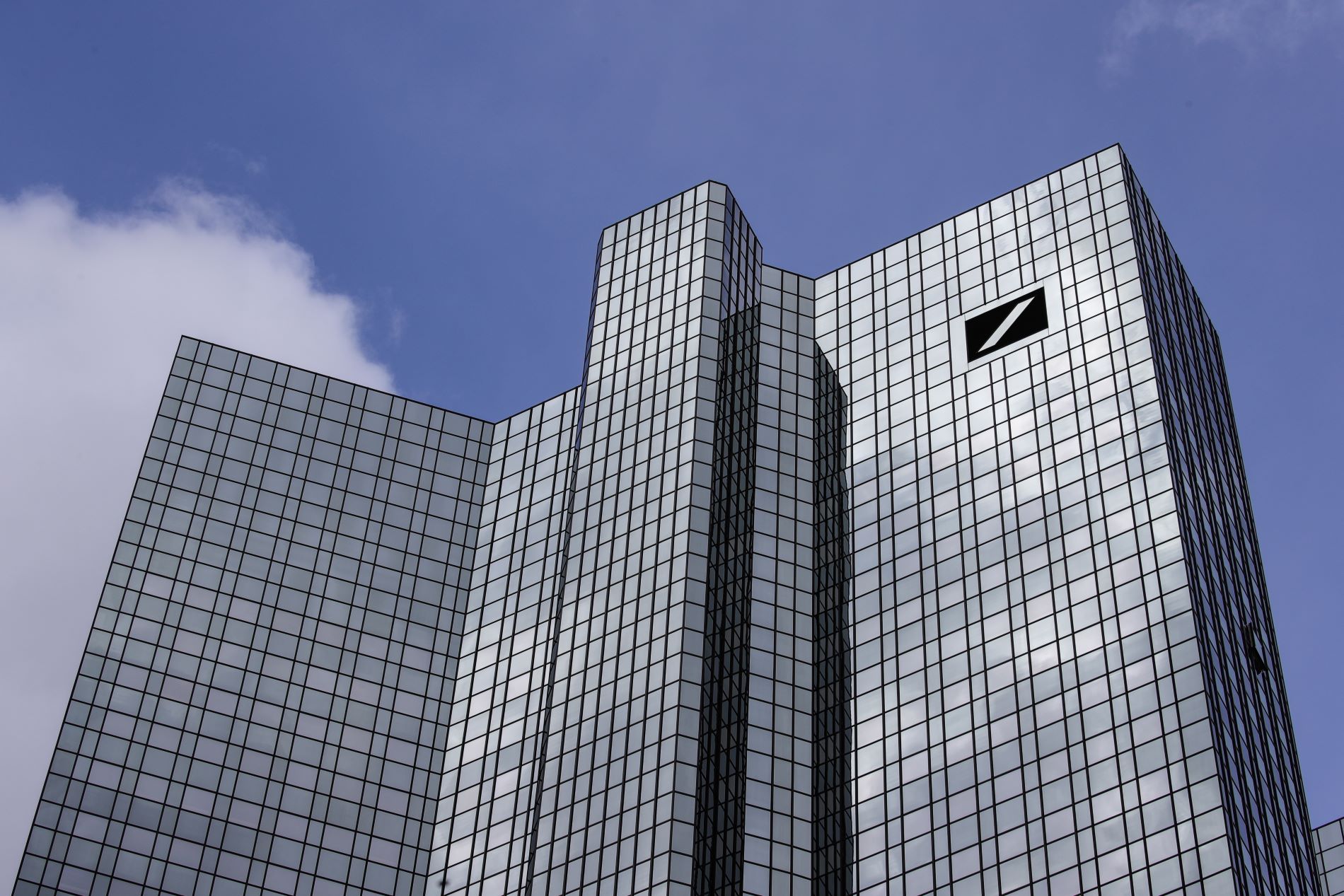 Deutsche Bank: Το διπλό σοκ και η απειλή της ύφεσης