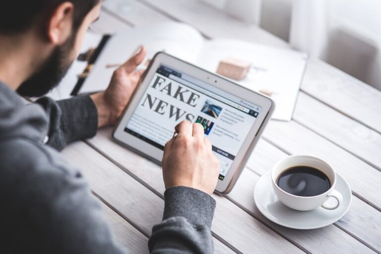 Πώς θα αντιμετωπίσουμε τα fake news για την πανδημία και τα εμβόλια