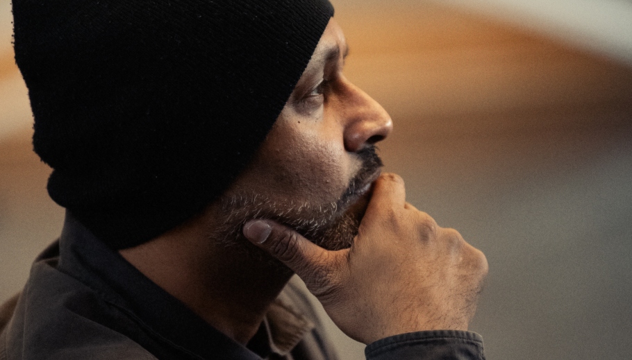 Ποιος είναι ο Άκραμ Καν, που φέρνει τον Μόγλη στην Αθήνα