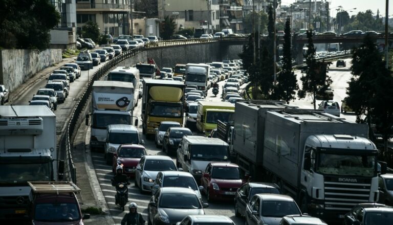Μετ’ εμποδίων η κίνηση στον Κηφισό, λόγω ανατροπής φορτηγού