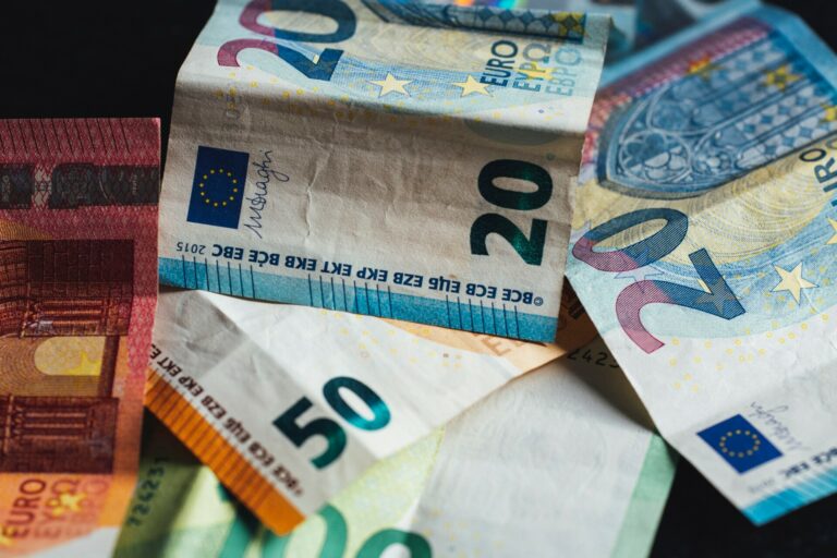 Κατώτατος μισθός: Πόσα θα είναι τα "καθαρά" μετά την αύξηση