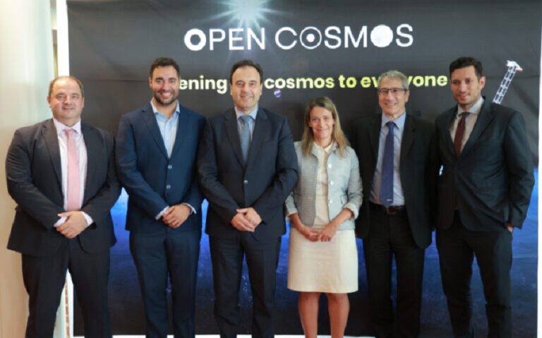 Ποια είναι η Open Cosmos που φτιάχνει εργοστάσιο κατασκευής δορυφόρων ...