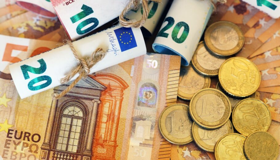 Υποχωρεί το ευρώ μετά από δυο διαδοχικές ημέρες ανόδου